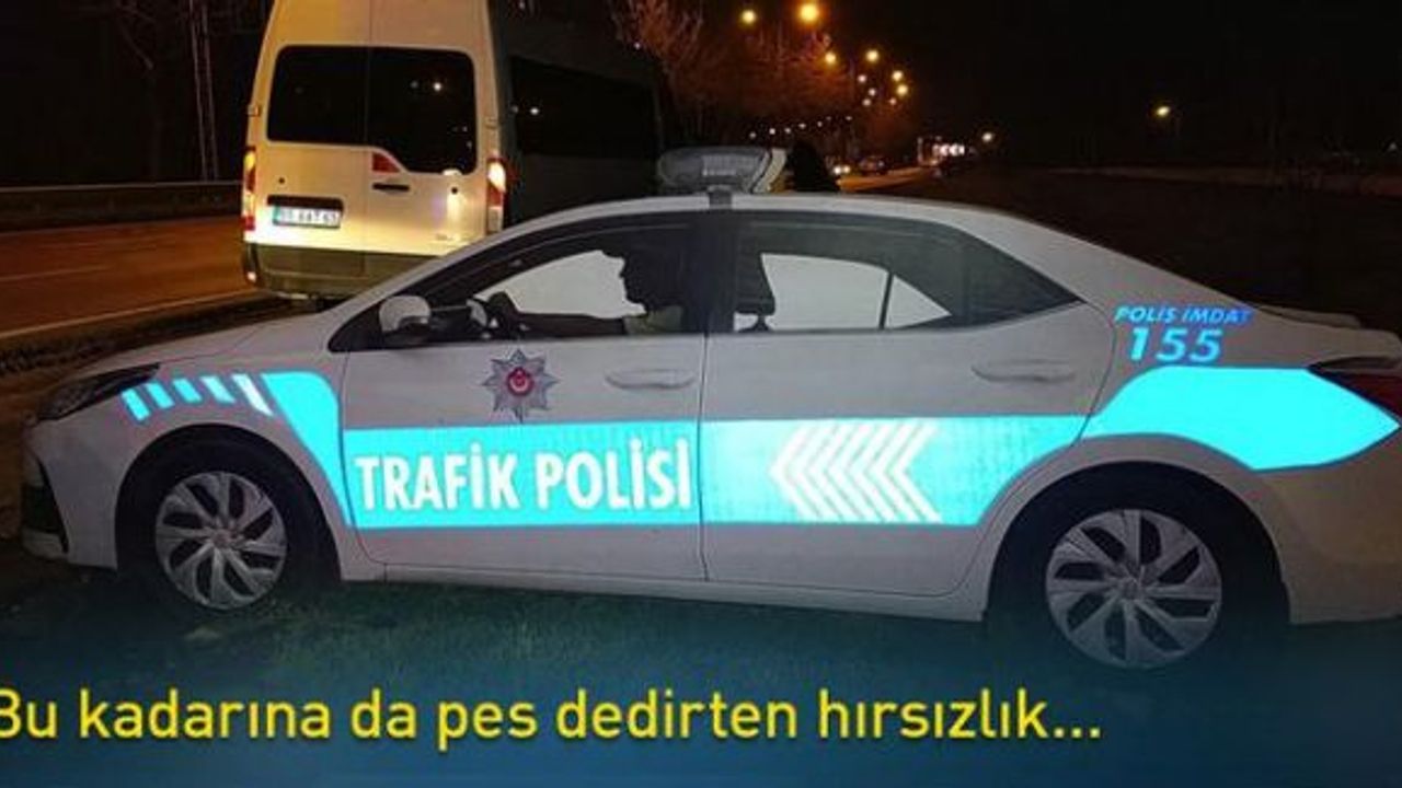 Yol kenarına konulan maket polis araçlarının lambalarını çaldılar ...