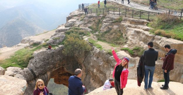 Orayı ilk kez görenler 2 bin metre yükseklikte fotoğraf çektirdi ...