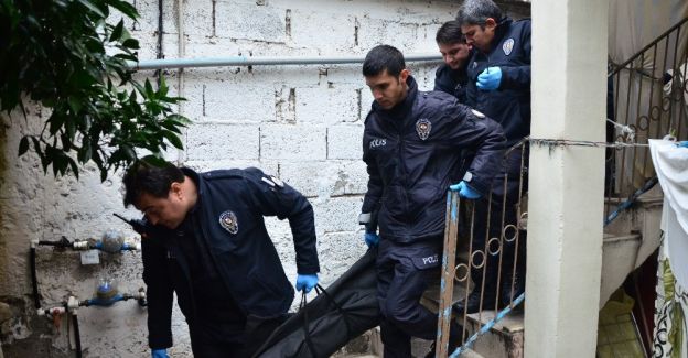 Kocası tarafından çekiç ve bıçakla öldürülen kadının cesedi adli tıpa ... Kocası tarafından çekiç ve bıçakla öldürülen kadının cesedi adli tıpa ...