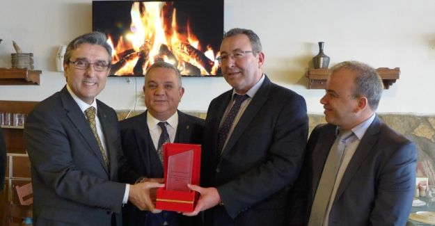 Kuşadası Liman Başkanlığı’ndan Serdar Akdoğan’a plaket - Hukuki Haber Kuşadası Liman Başkanlığı’ndan Serdar Akdoğan’a plaket - Hukuki Haber