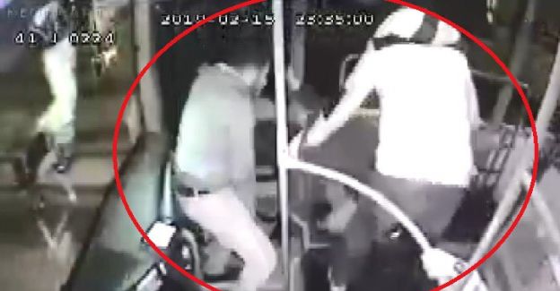 Otobüsünde genç kızı taciz ettiği iddia edilen şahsı döverek karakola ... Otobüsünde genç kızı taciz ettiği iddia edilen şahsı döverek karakola ...