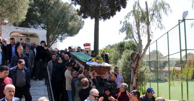 Kocası tarafından zincirle boğularak öldürülen kadın defnedildi ... Kocası tarafından zincirle boğularak öldürülen kadın defnedildi ...